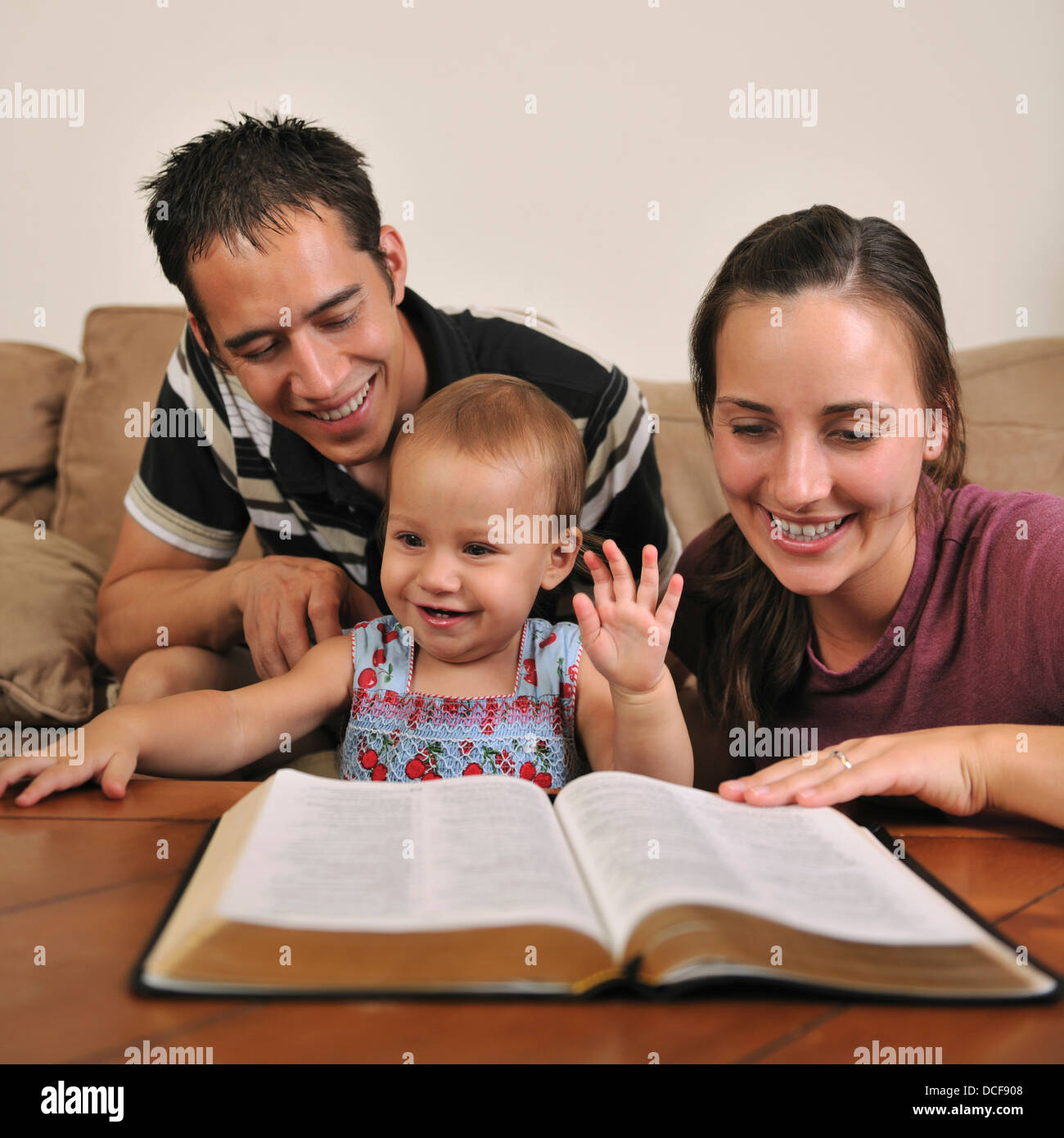 Familia Leyendo La Biblia