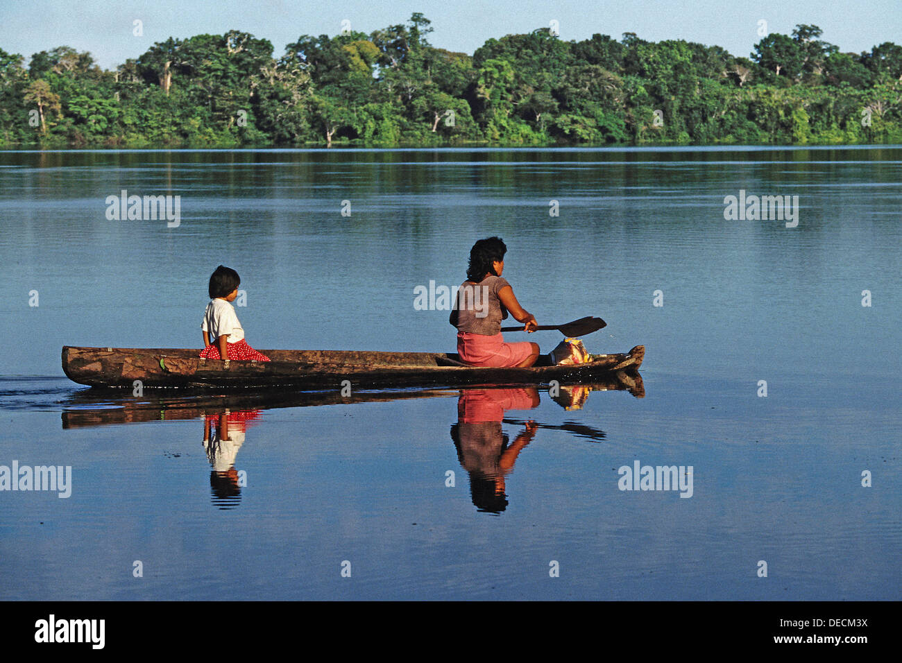 Canoa en el río Amazonas. La Amazonia. Perú Fotografía de stock - Alamy