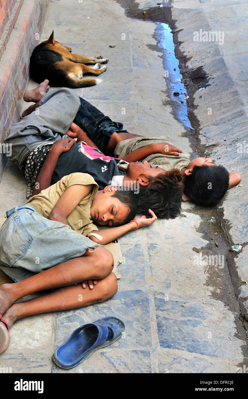 Los niños de la calle durmiendo en la calle Fotografía de stock - Alamy