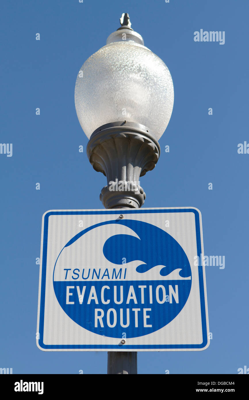 Una Señal De La Ruta De Evacuación Del Tsunami En La Costa De California Fotografía De Stock Alamy