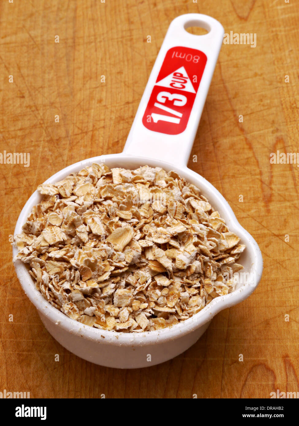 La Avena Cruda Es Sentarse En Una Taza Medidora Blanco En Una Arbolada