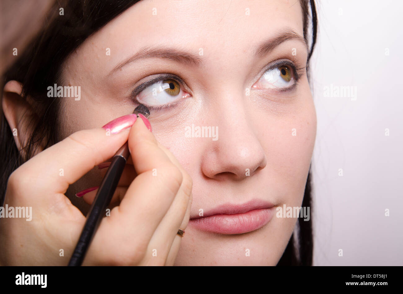 Maquillador ofertas maquillaje en la cara del modelo. Ella pinta las ...