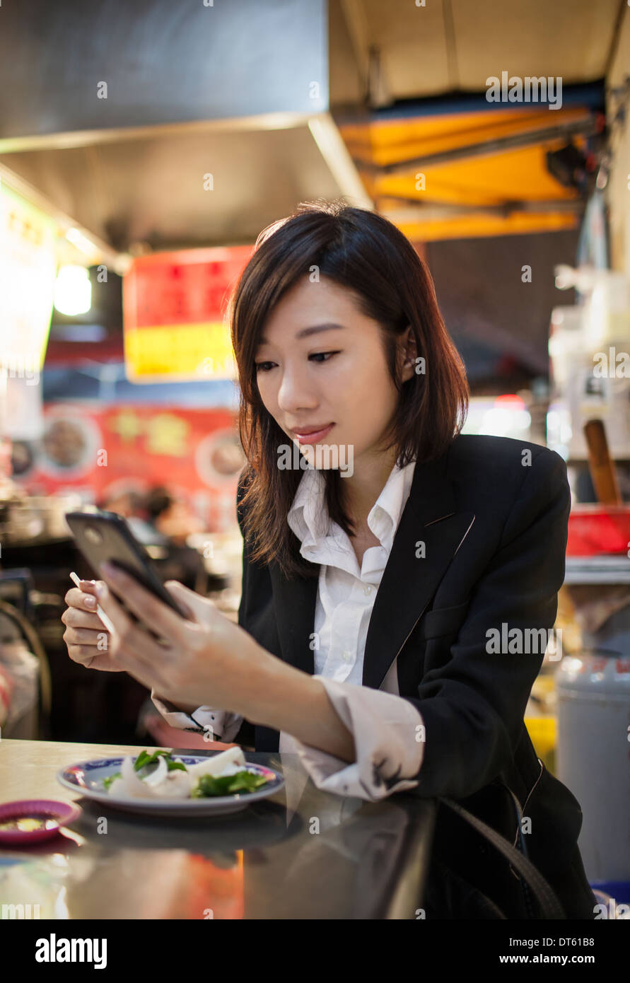La Empresaria Utilizando Un Teléfono Celular El Mercado Nocturno