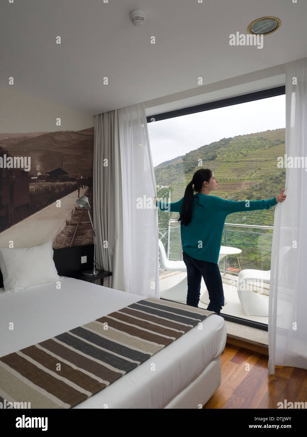 Mujer Cerrando Una Ventana Fotografías E Imágenes De Alta Resolución Alamy