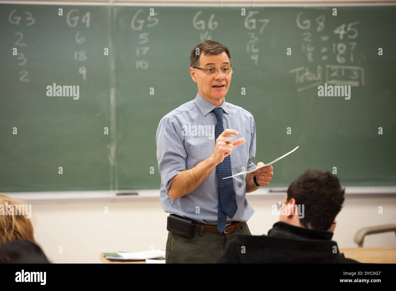 Un Profesor Explicando Fotografías E Imágenes De Alta Resolución Alamy