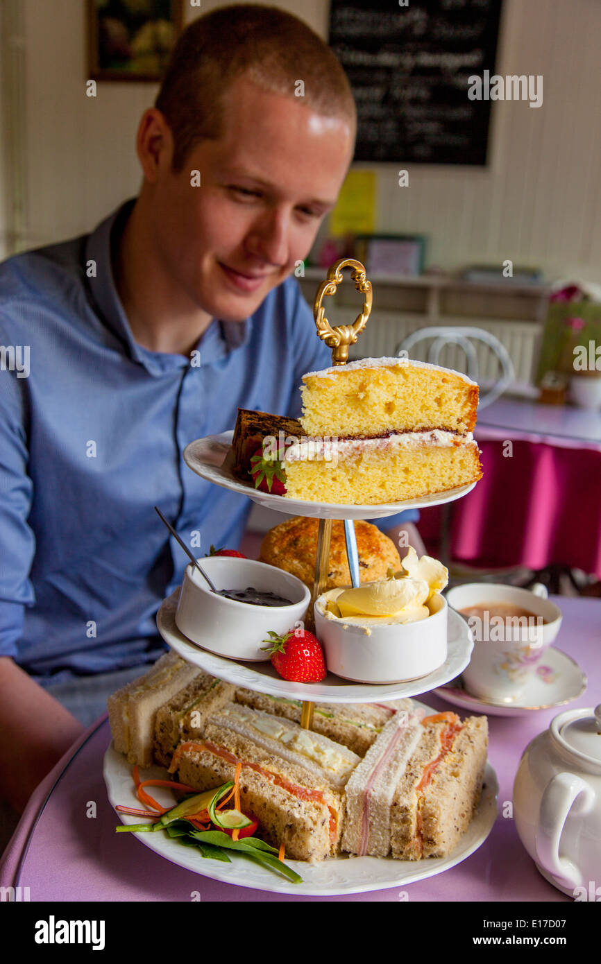 Tradicional tarde inglesa fotografías e imágenes de alta resolución - Alamy