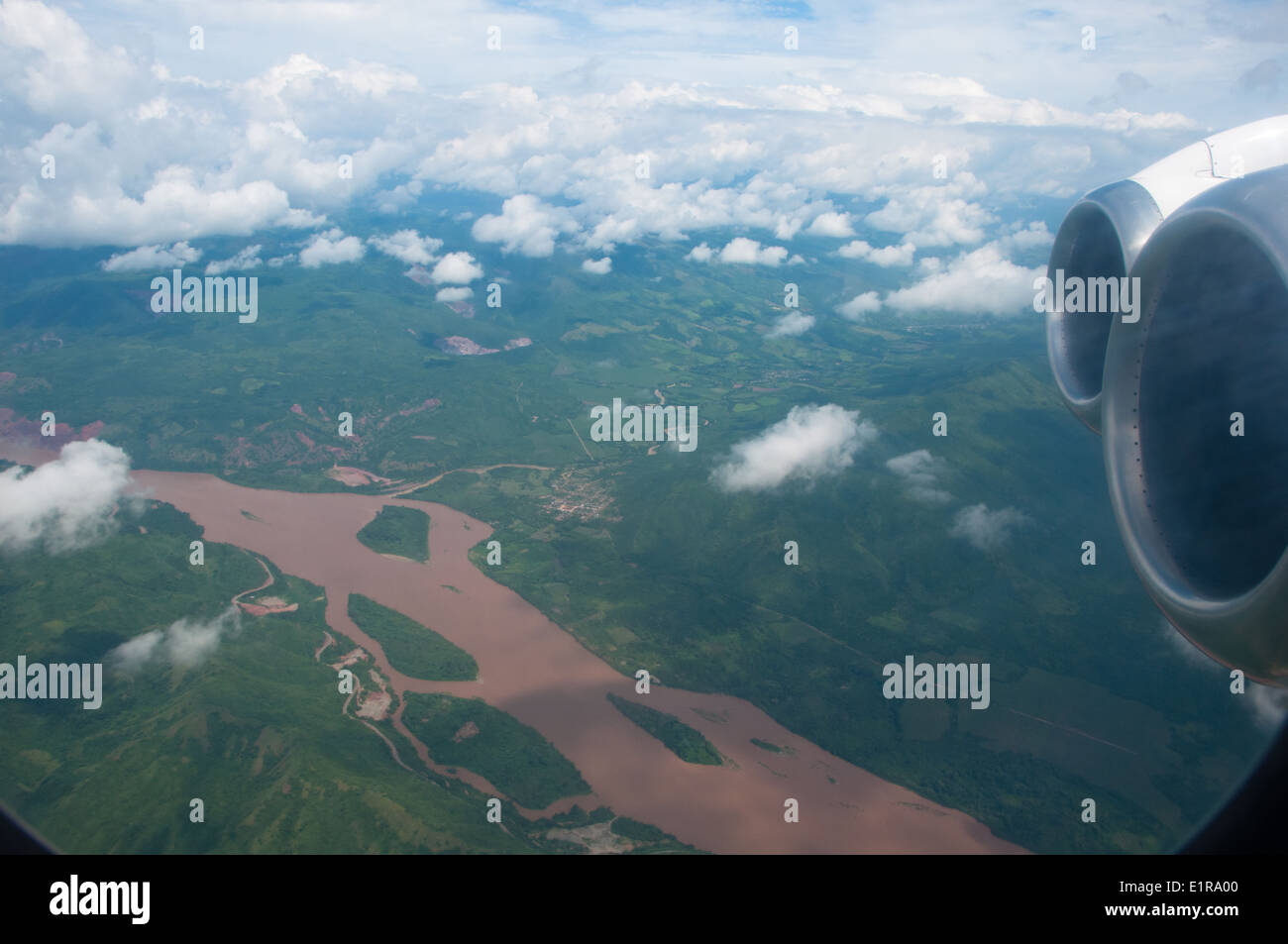 Vista de la selva amazónica peruana río en crecida desde la ventana del ...