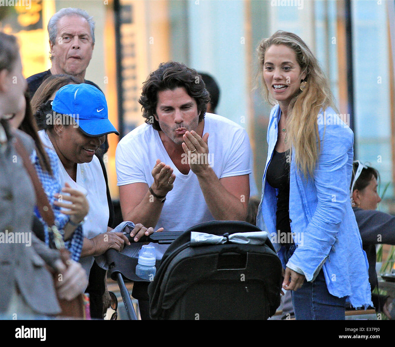 Elizabeth Berkley y su esposo Greg Lauren y su hijo Sky Lauren a cenar ...