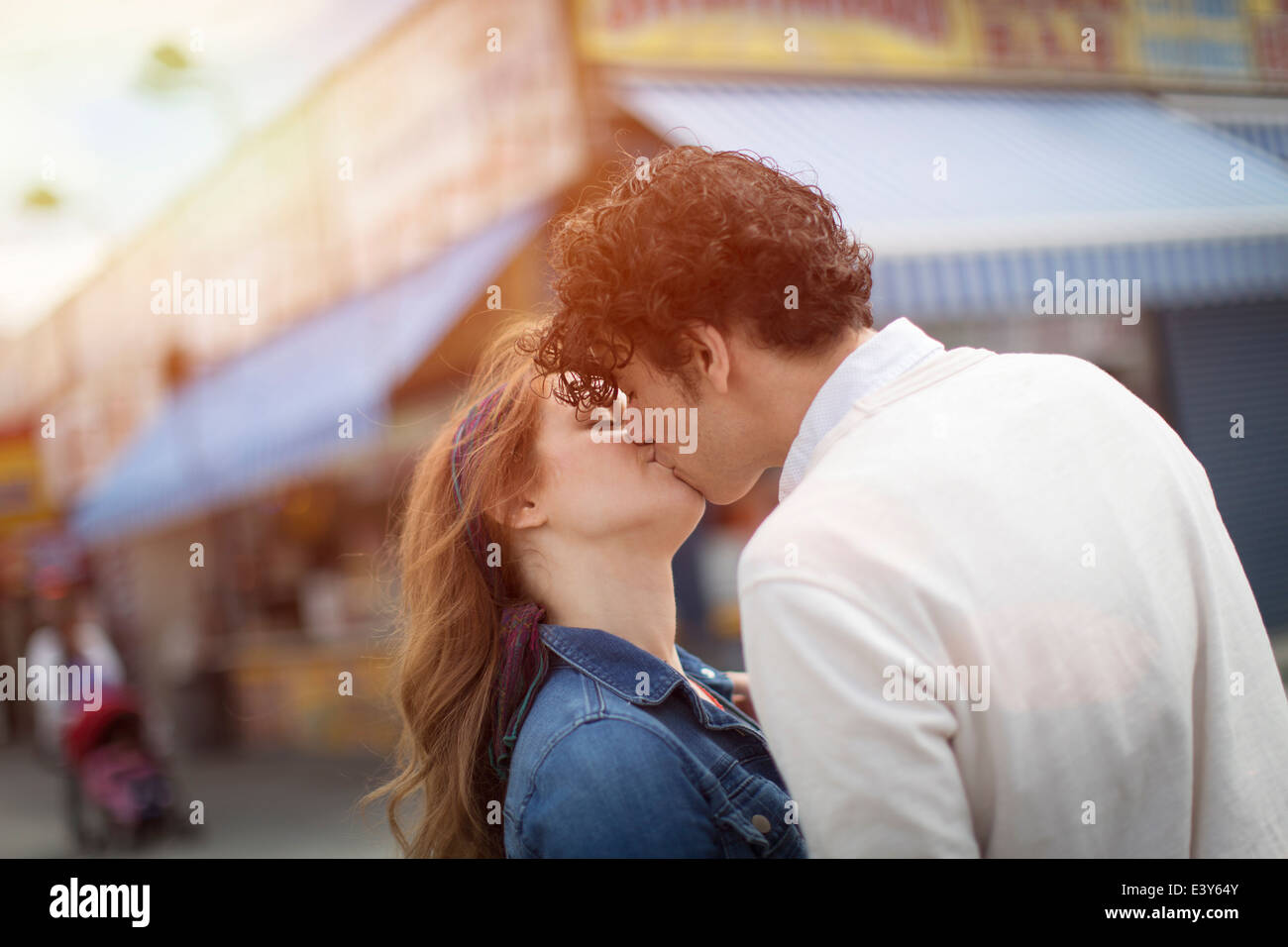 Pareja En El Parque De Diversiones Fotografías E Imágenes De Alta