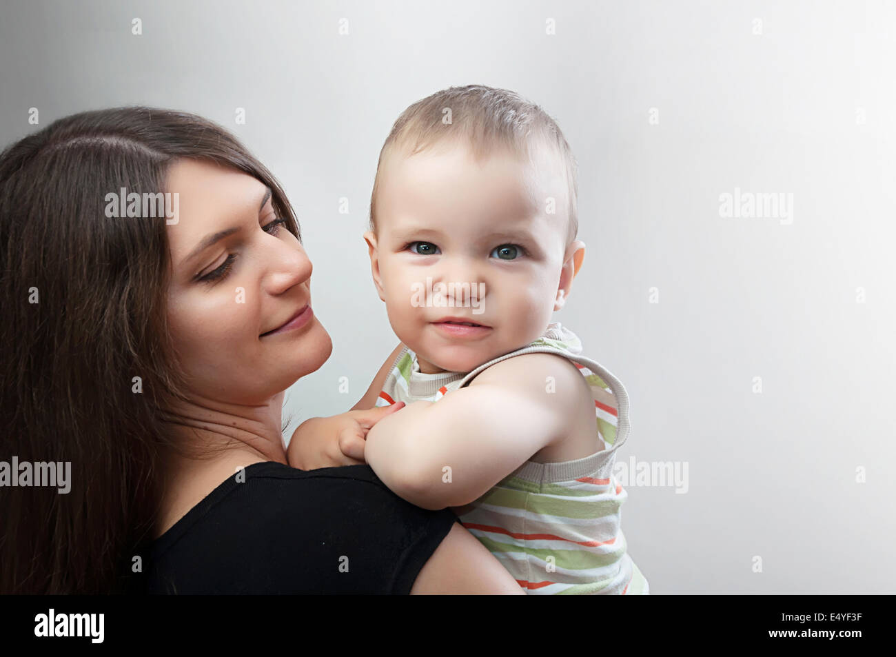 Madre E Hijo Sobre Fondo Blanco Fotografías E Imágenes De Alta Resolución Alamy
