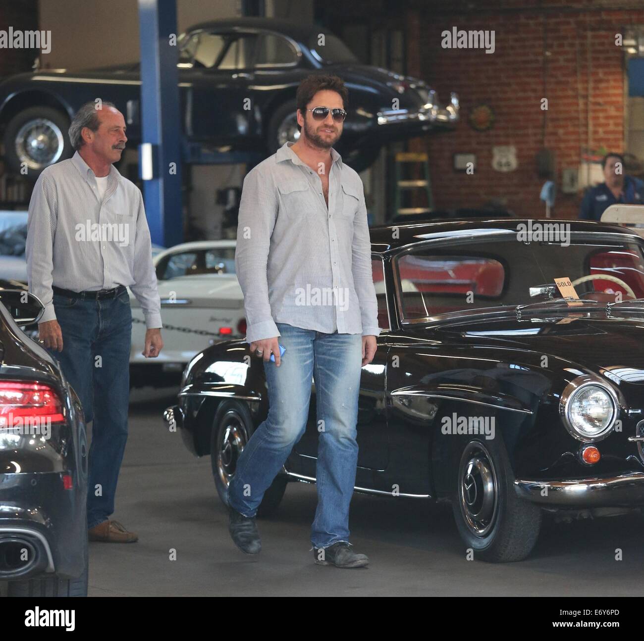 Gerard Butler mira autos antiguos clásicos en Heritage Classic Empresa ...