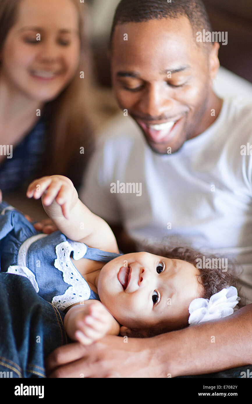 Bebe Jugando Con Sus Padres