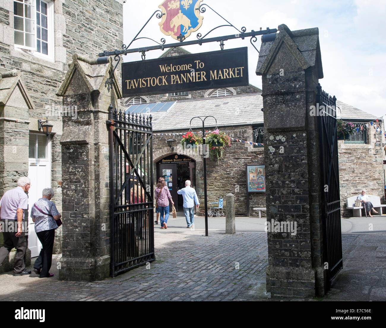 Mercado tradicional y un edificio con un cartel de bienvenida, Pannier ...