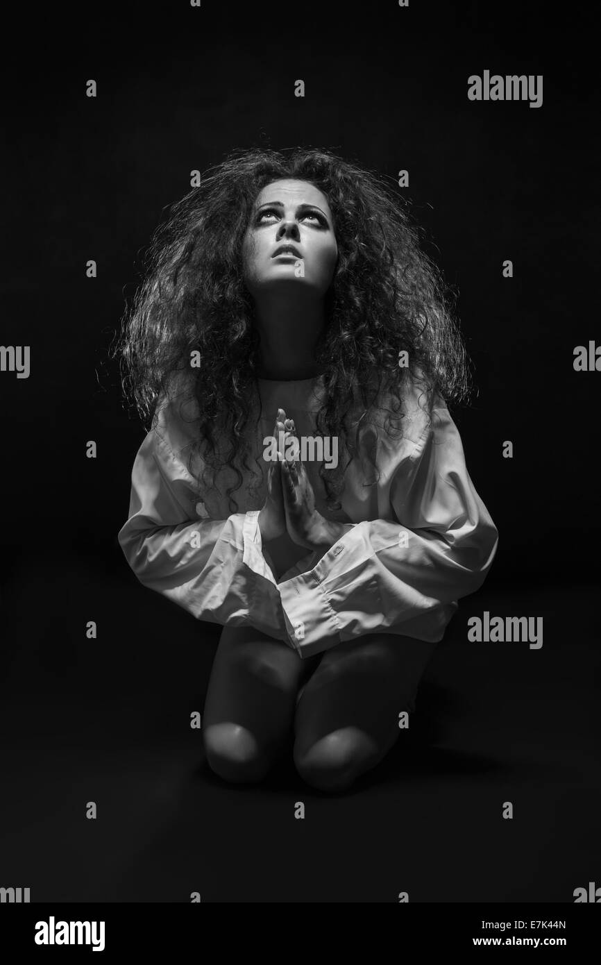 Niña Rezando De Rodillas Imágenes De Stock En Blanco Y Negro Alamy