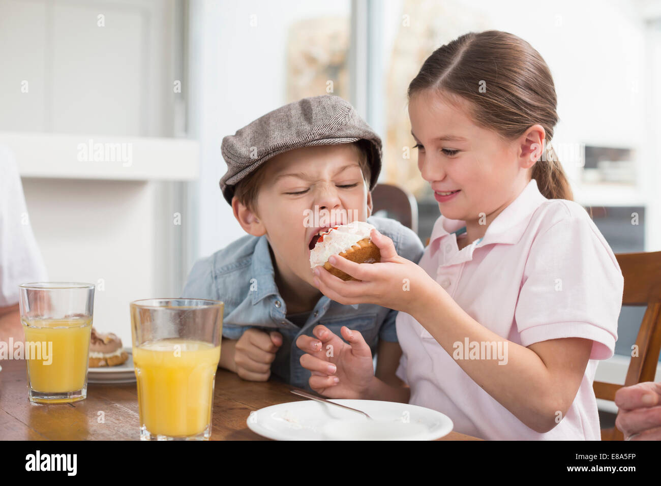 Juguetón Hermano Y Hermana Comiendo Pastel Fotografía De Stock Alamy