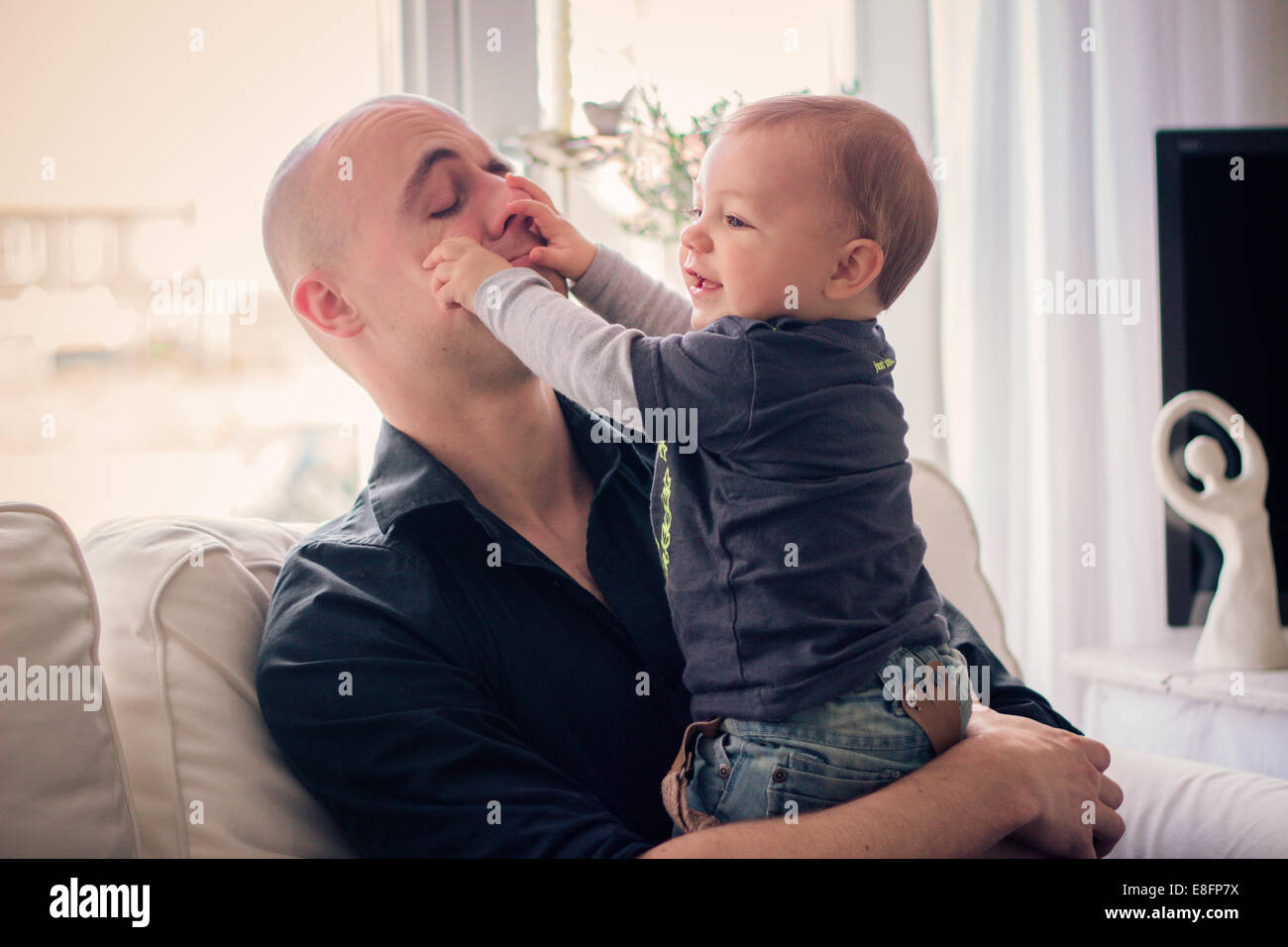 Bebe Jugando Con Sus Padres