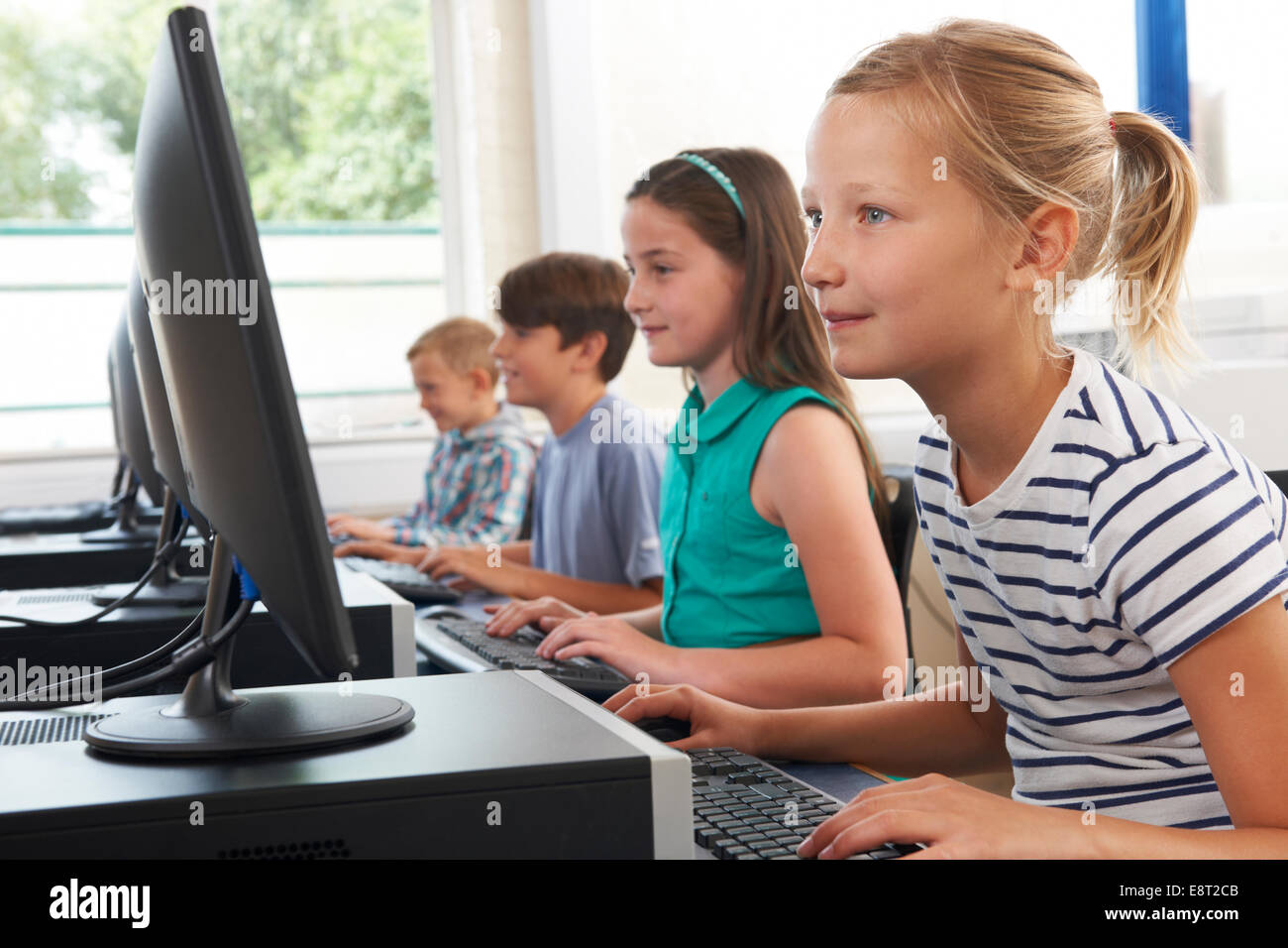 El Grupo De Niños De Primaria En Clase De Computación Fotografía De