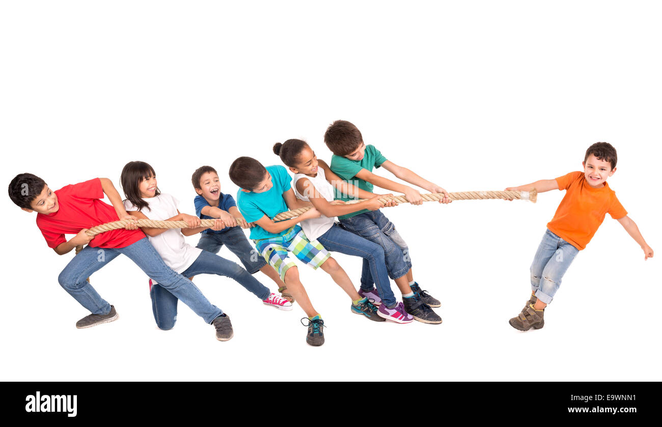 Grupo de niños en un concurso de jalar la cuerda contra un niño ... Grupo de niños en un concurso de jalar la cuerda contra un niño ...