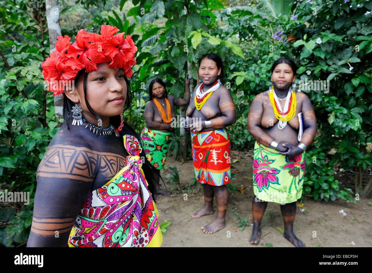 Las Mujeres De La Comunidad Indígena Embera Que Viven Por El Río Chagres En El Parque Nacional