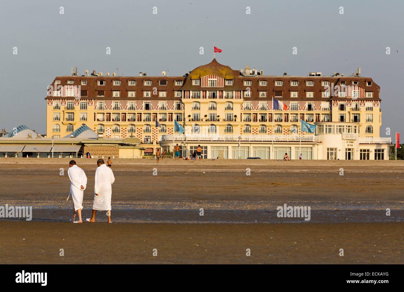 Bata De Playa Fotos e Imágenes de stock - Alamy