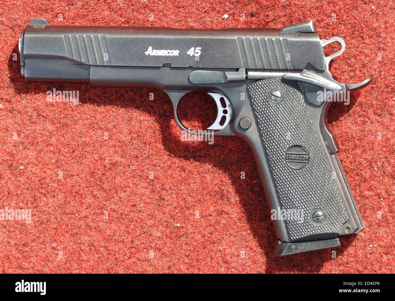 45 caliber fotografías e imágenes de alta resolución - Alamy