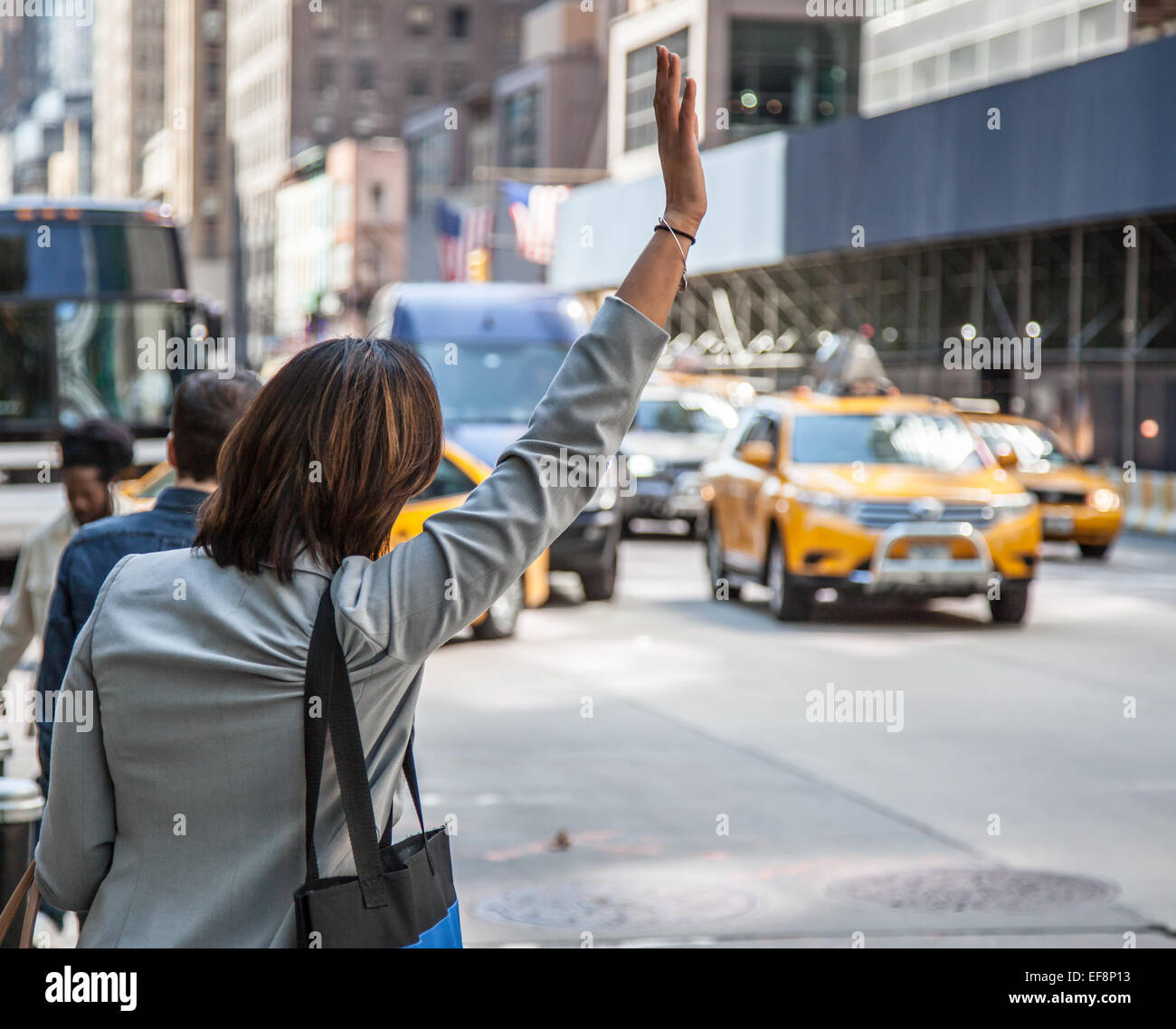 Persona Femenina Pidiendo Taxi Amarillo Para Detener Por Hacer Gestos Con La Mano En Manhattan