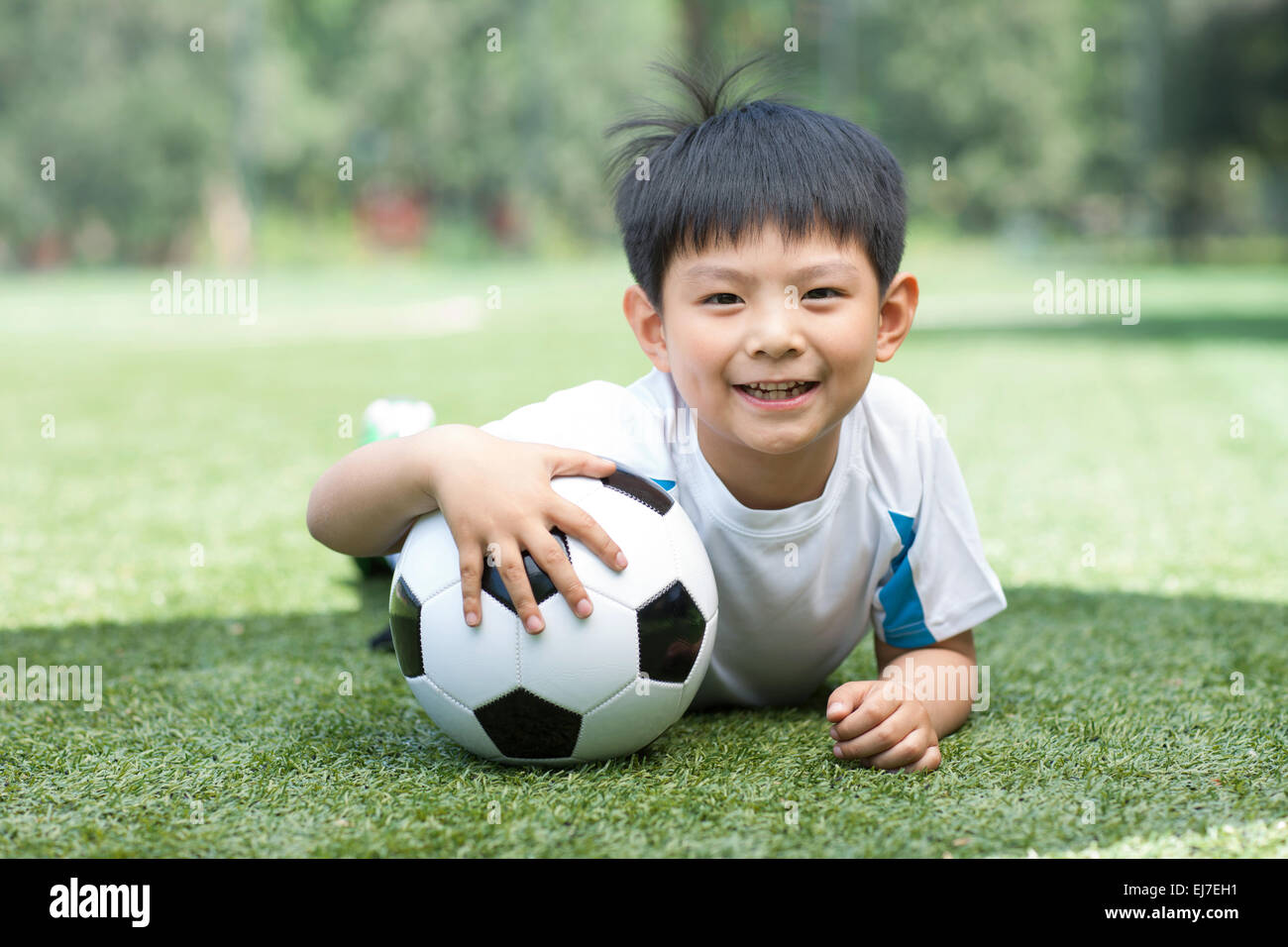 Niño Jugando Al Fútbol En La Hierba Fotografías E Imágenes De Alta