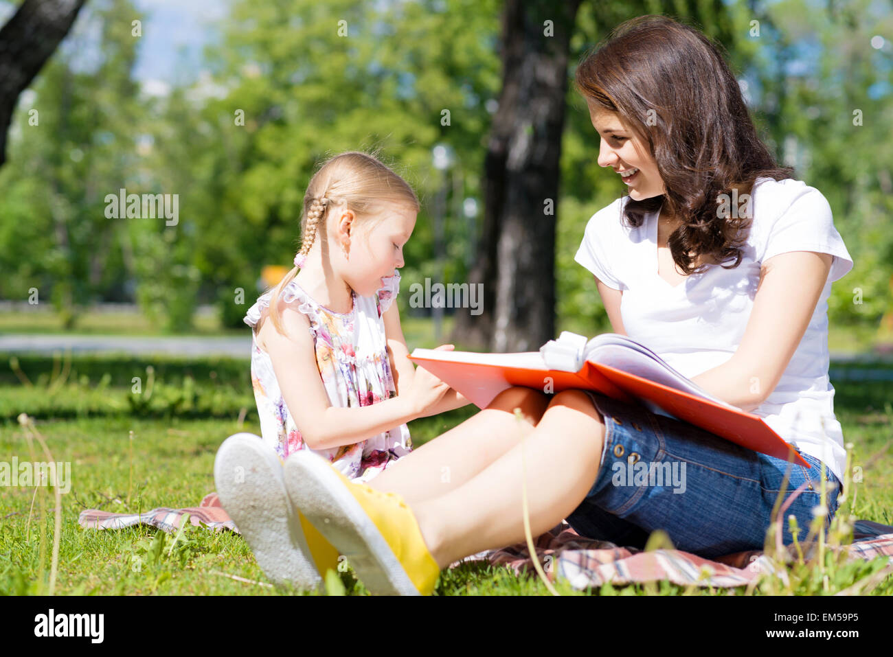 Chica Explicando Dibujo Fotografías E Imágenes De Alta Resolución Alamy