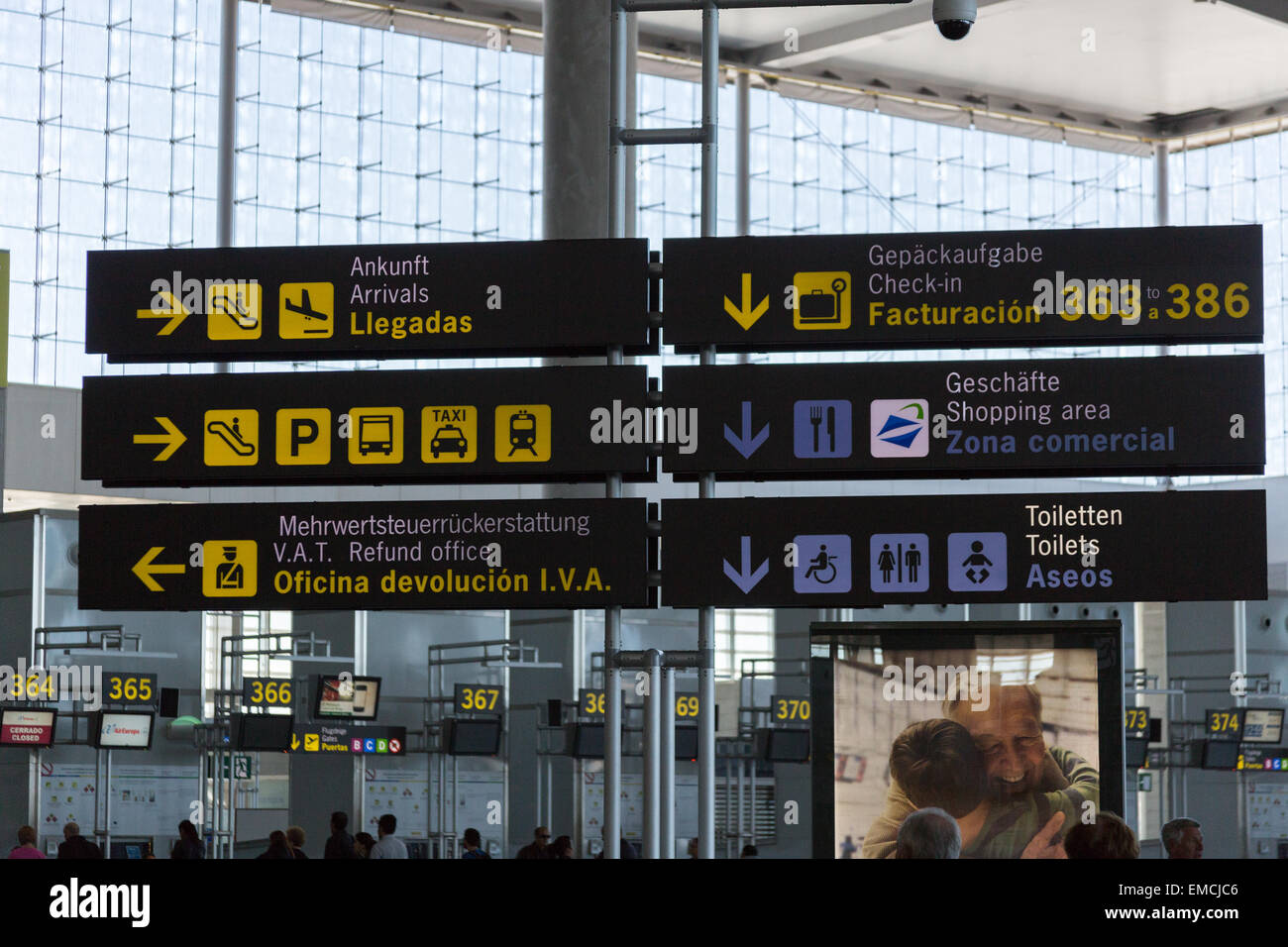 Señales de salida y de llegada en el Aeropuerto Internacional de Málaga ... Señales de salida y de llegada en el Aeropuerto Internacional de Málaga ...
