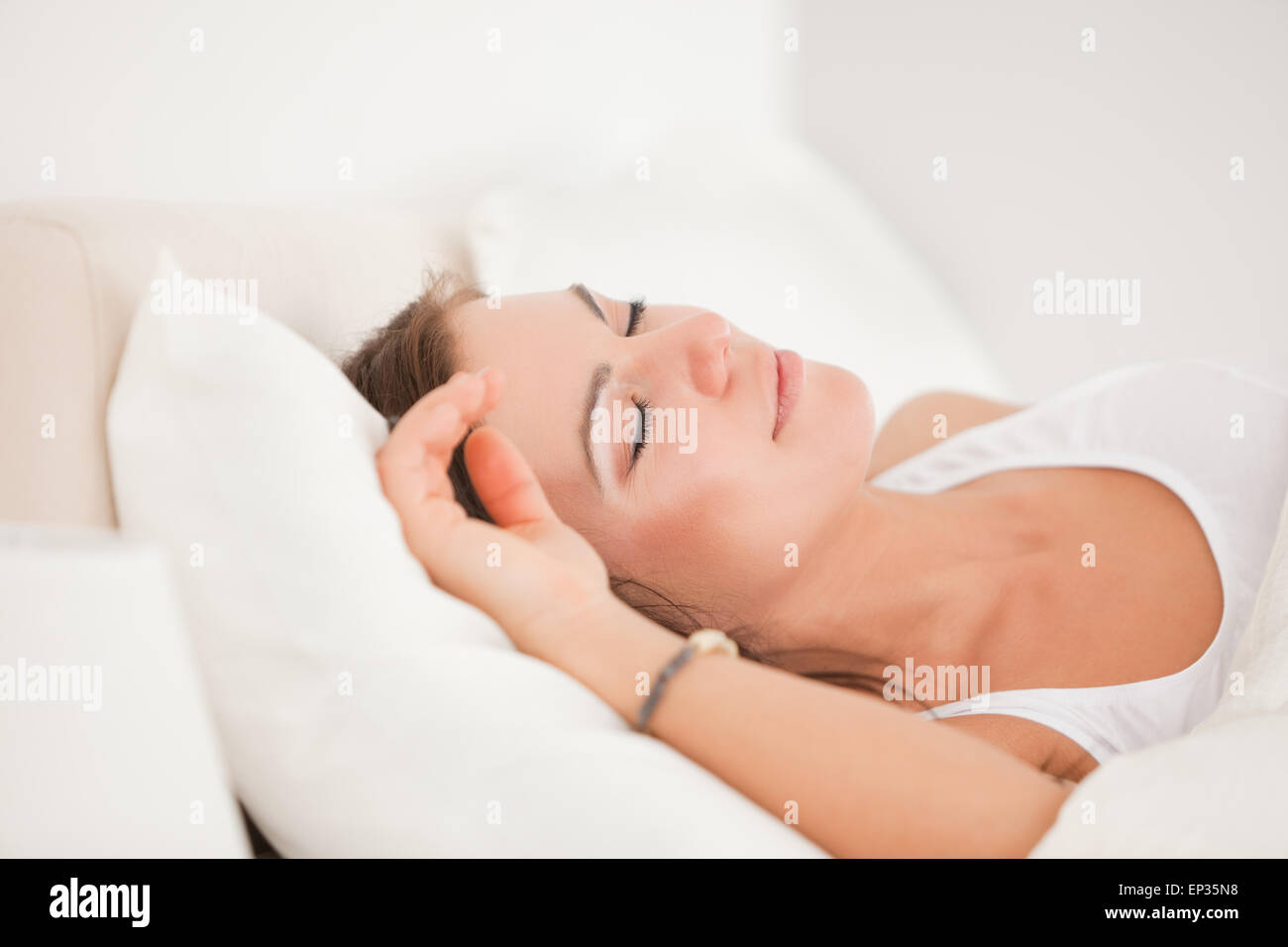 Mujer Mano Cara Durmiendo En La Cama Dormida Fotografías E Imágenes De