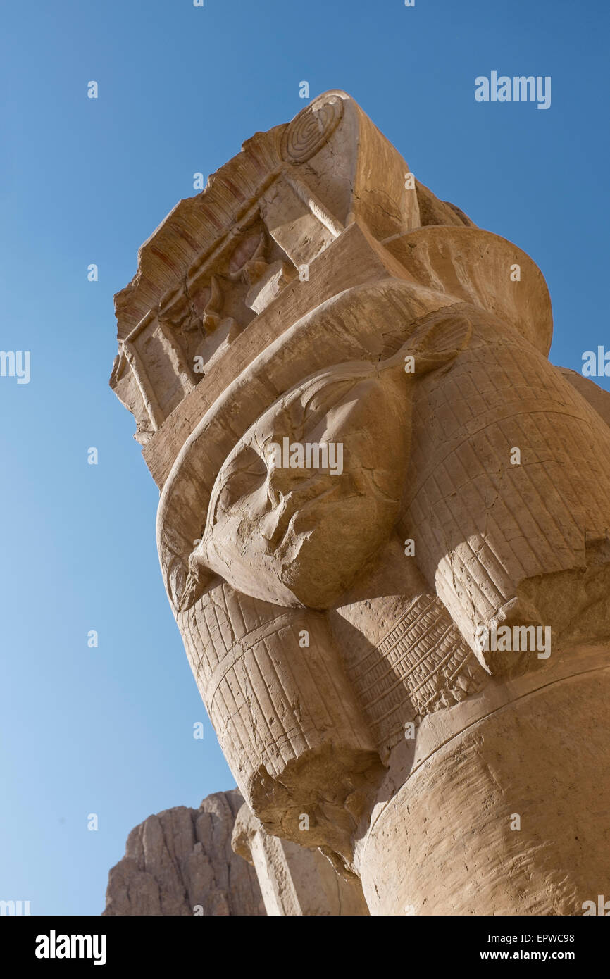 La columna coronada con la cabeza de la diosa vaca Hathor, el templo de ...