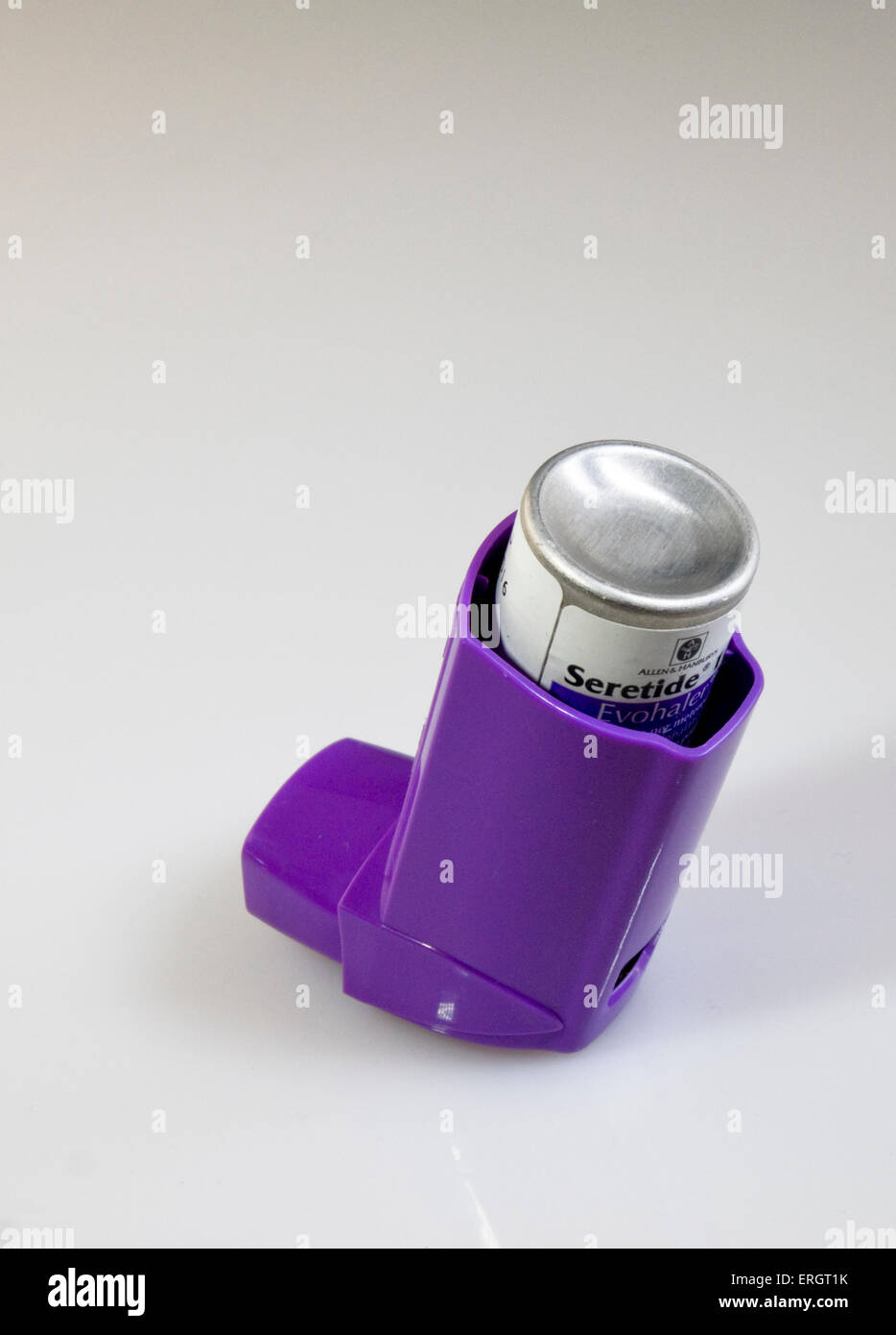 Medicación para el asma, el inhalador. Seretide Fotografía de stock - Alamy