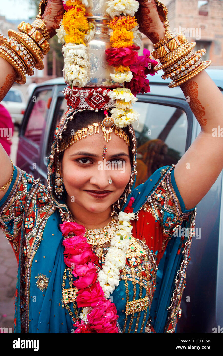 marwari-rajasthani-mujeres-en-traje-tradicional-y-con-adornos-de-plata