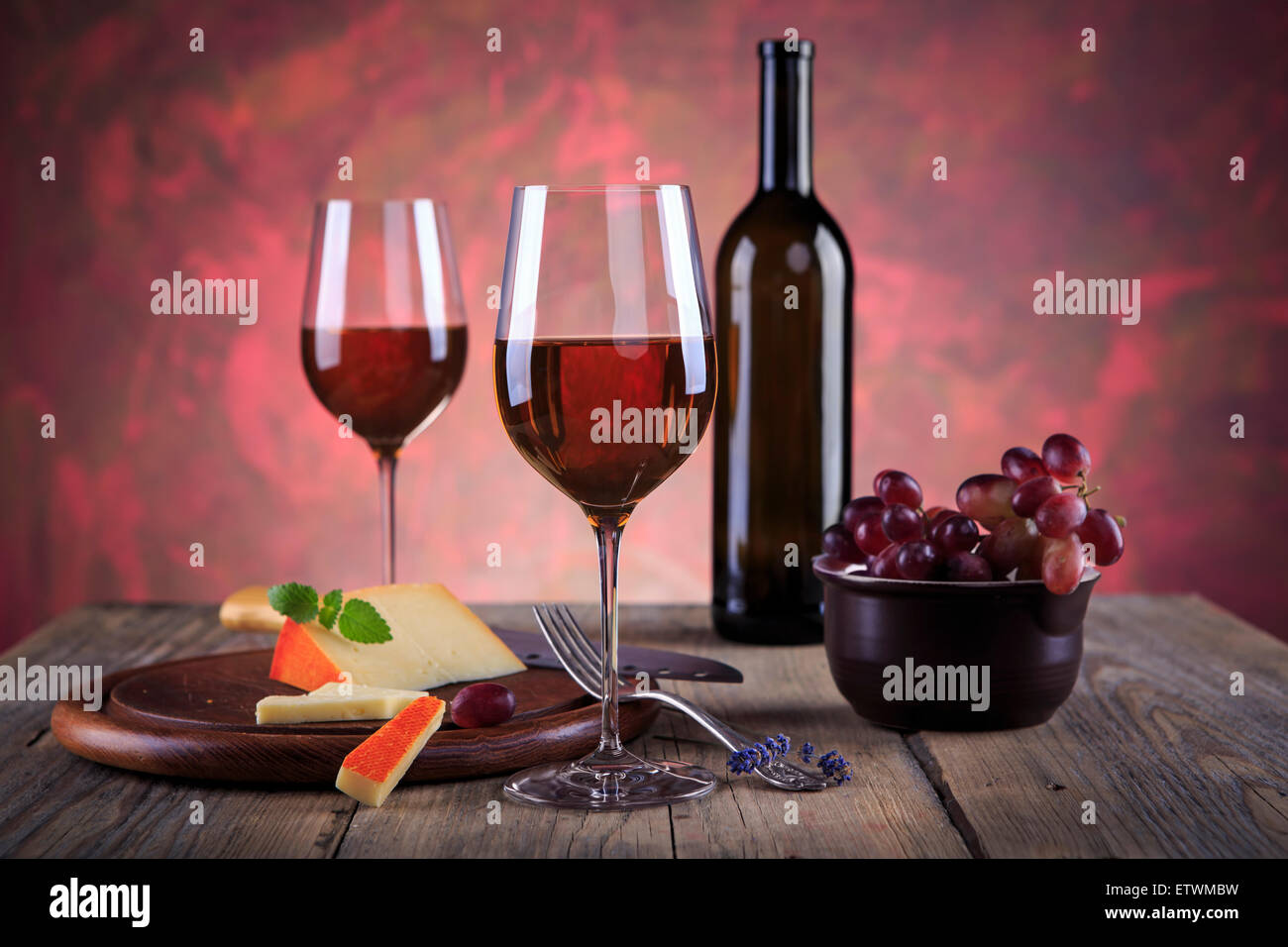 Bodegón con botella de vino, copas de vino, queso y uvas Fotografía de ...