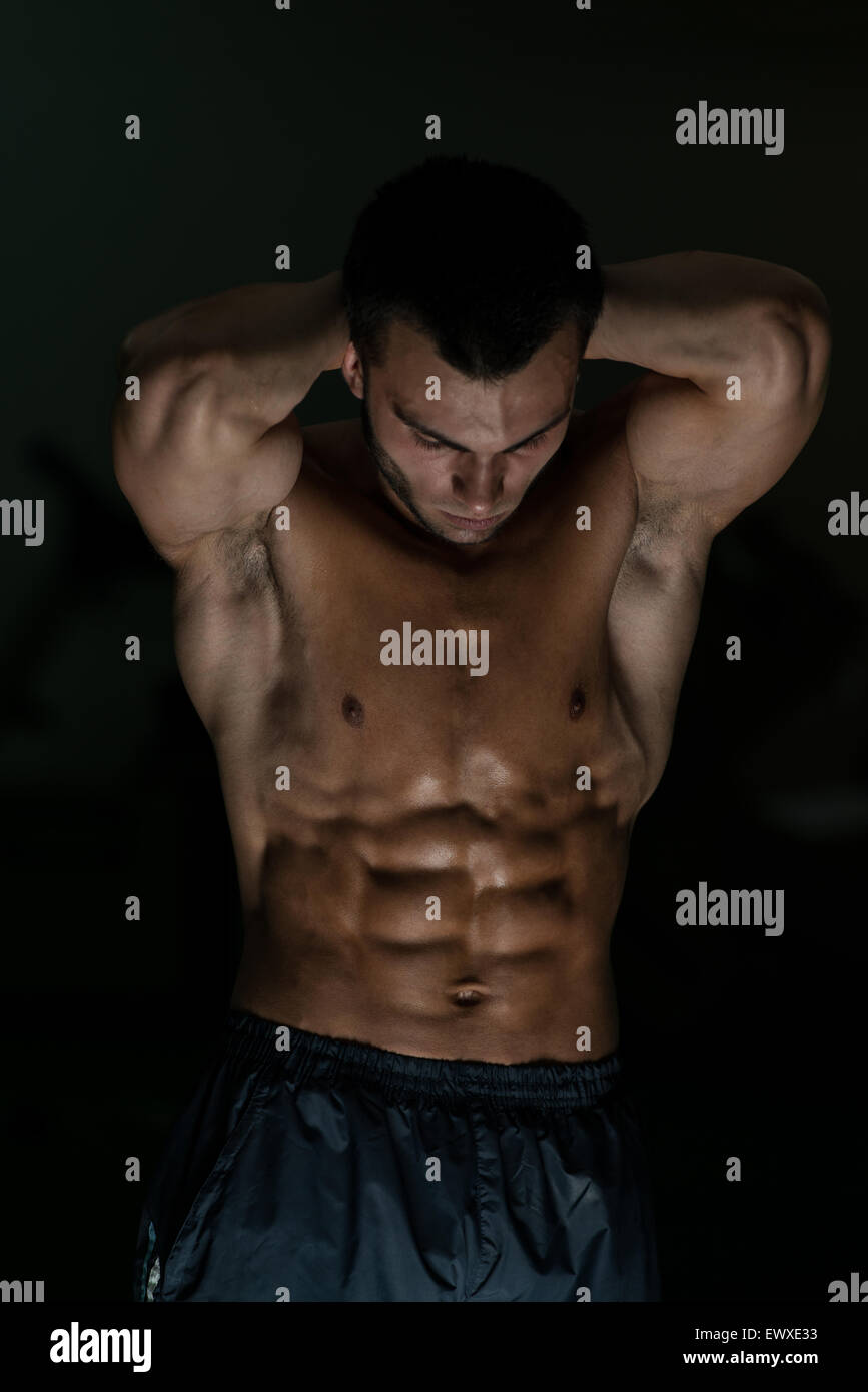 Los Jóvenes Hombres Muscular Flexionando Los Músculos Abdominales