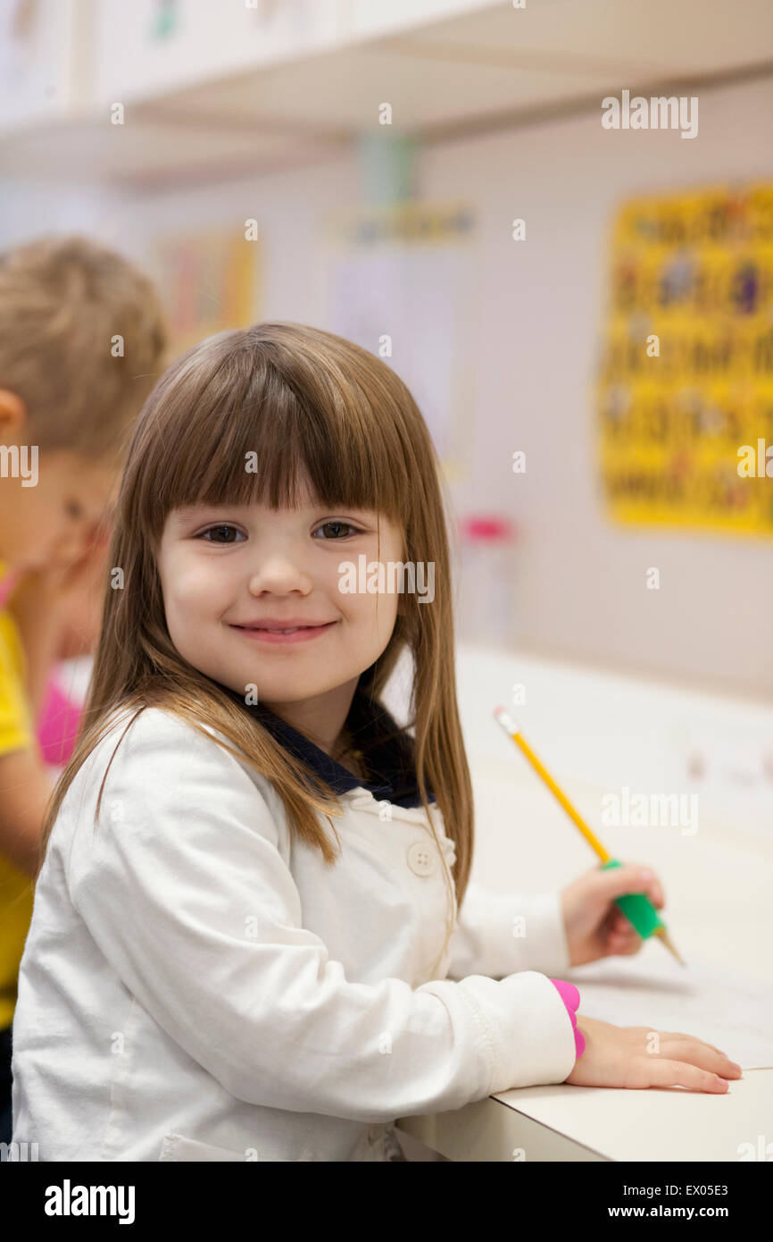 Niña En El Aula Con Lápiz Fotografías E Imágenes De Alta Resolución Alamy