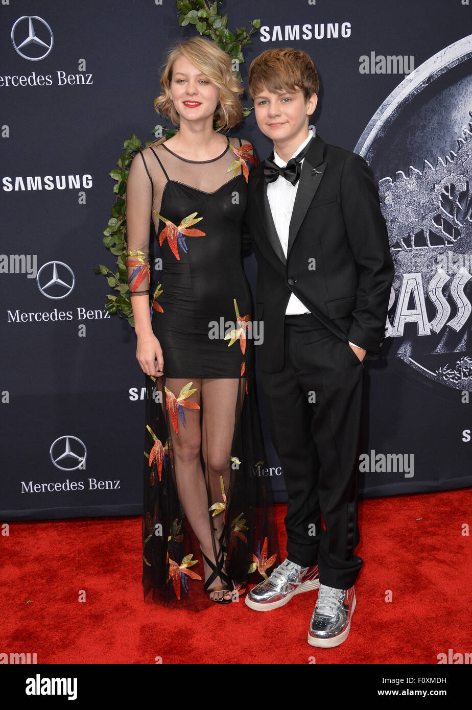 Los Angeles Ca Junio 10 2015 La Actriz Y Actor Ryan Simpkins