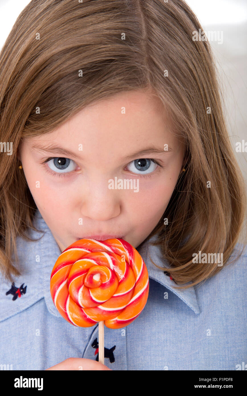 Chica Lamiendo Una Paleta Fotografías E Imágenes De Alta Resolución Alamy