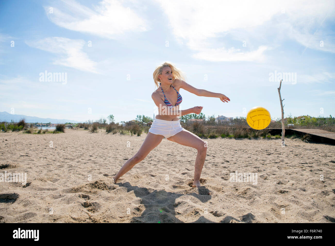 Mujeres Jugando Voleibol Fotografías E Imágenes De Alta Resolución Alamy