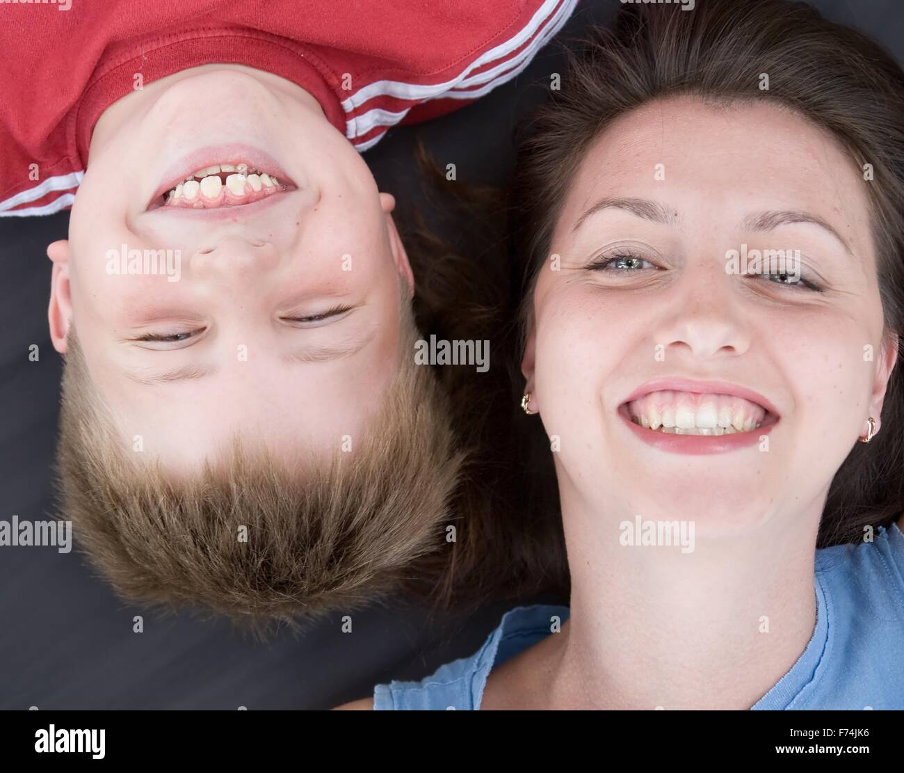 Madre E Hijo Sonrisa Fotografía De Stock Alamy