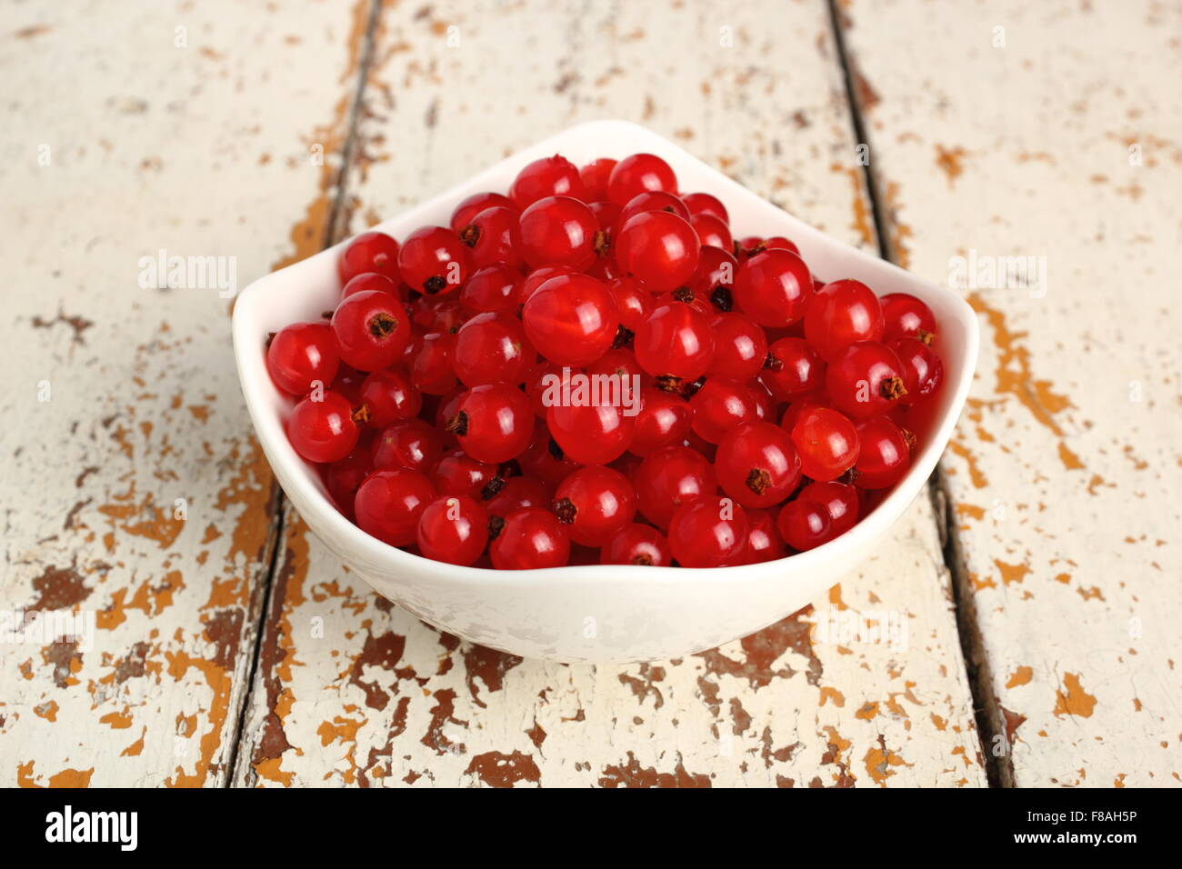 Pintura de color rojo grosella fotografías e imágenes de alta ...