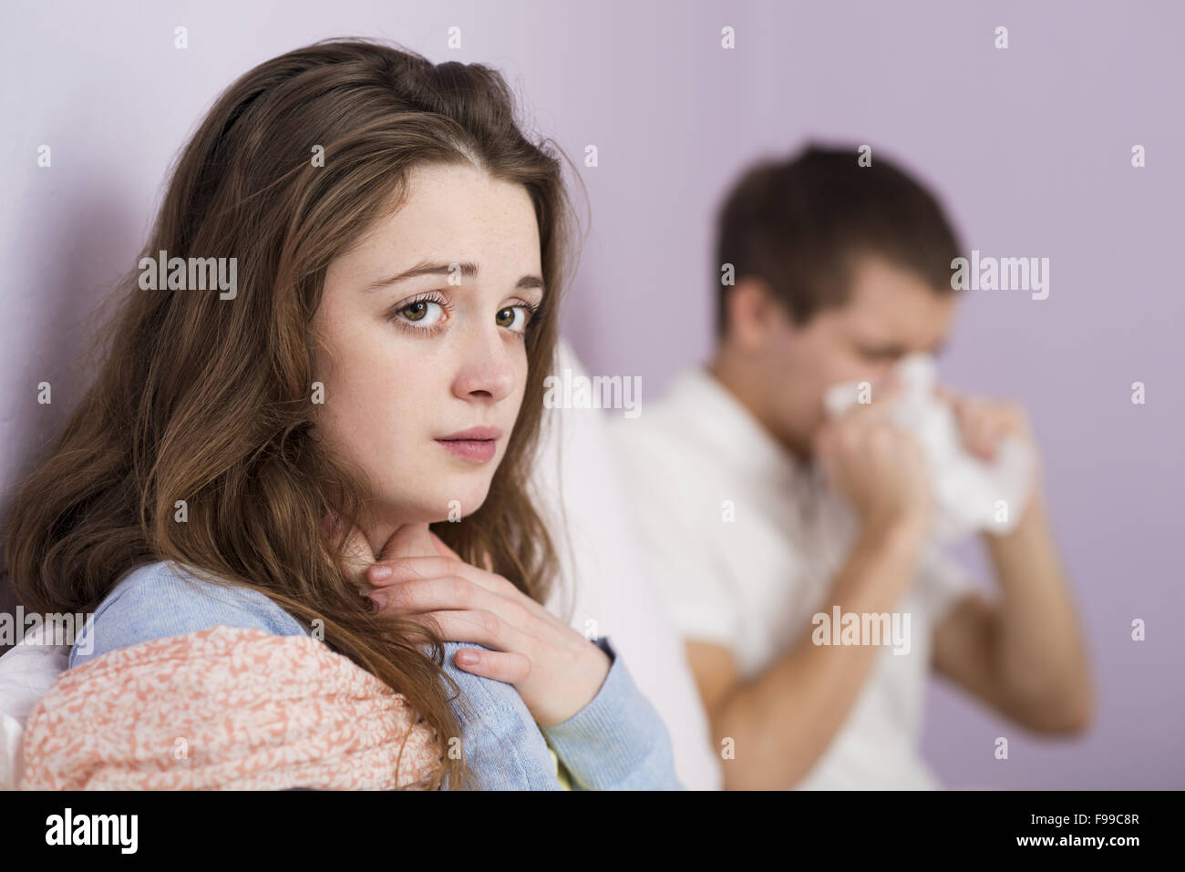 La Mujer Y El Hombre Enfermo Tiene Resfriado Gripe Y Fiebre Alta