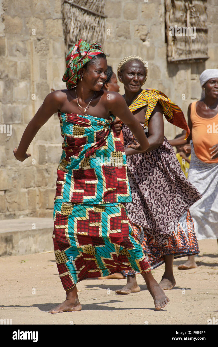 Mujeres Africanas Bailando Fotografías E Imágenes De Alta Resolución Alamy