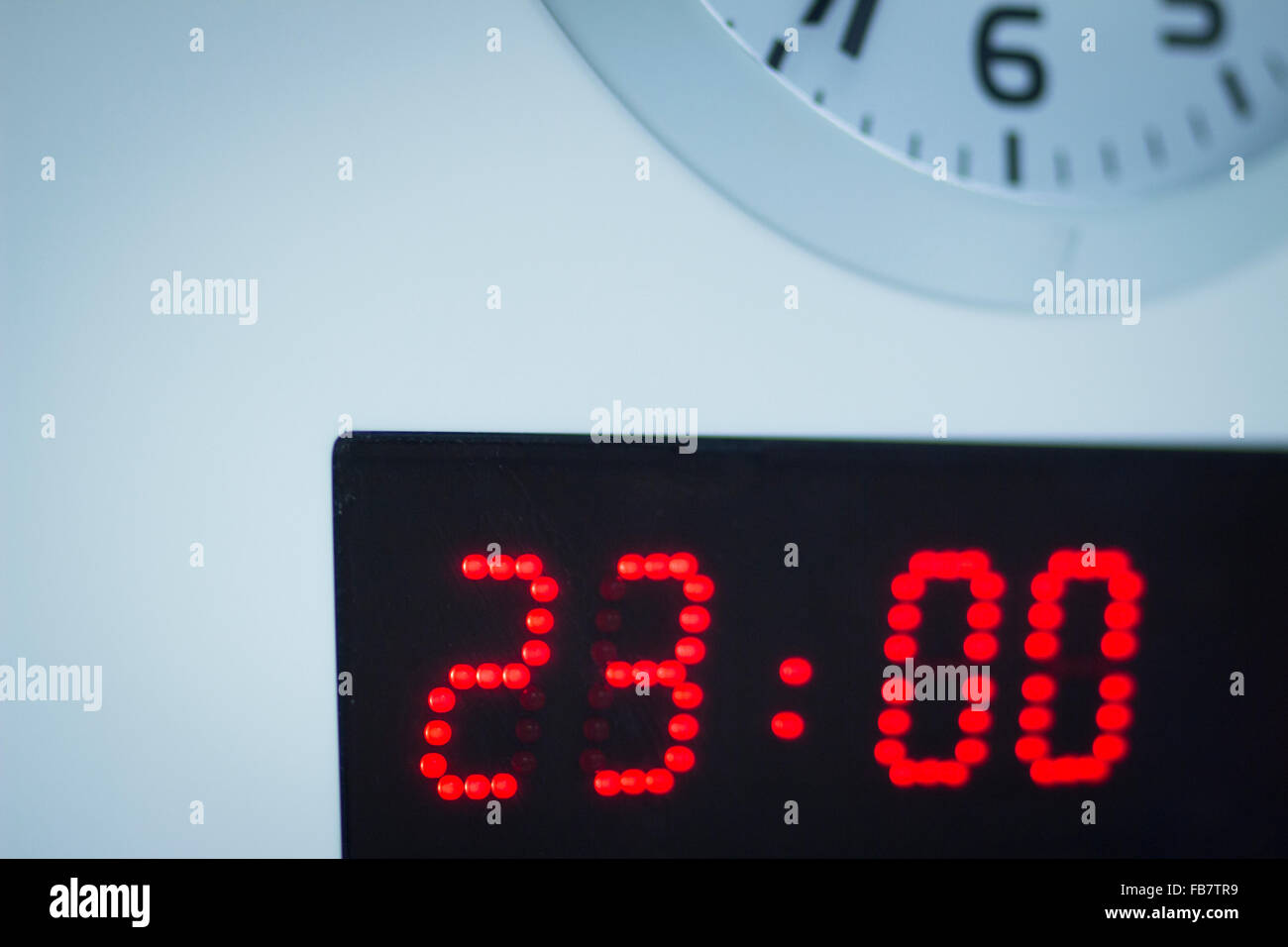 Quirófano y reloj fotografías e imágenes de alta resolución - Alamy