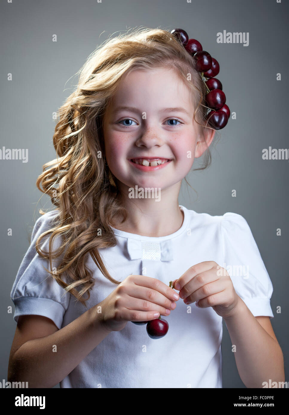 Niño pecoso fotografías e imágenes de alta resolución - Alamy