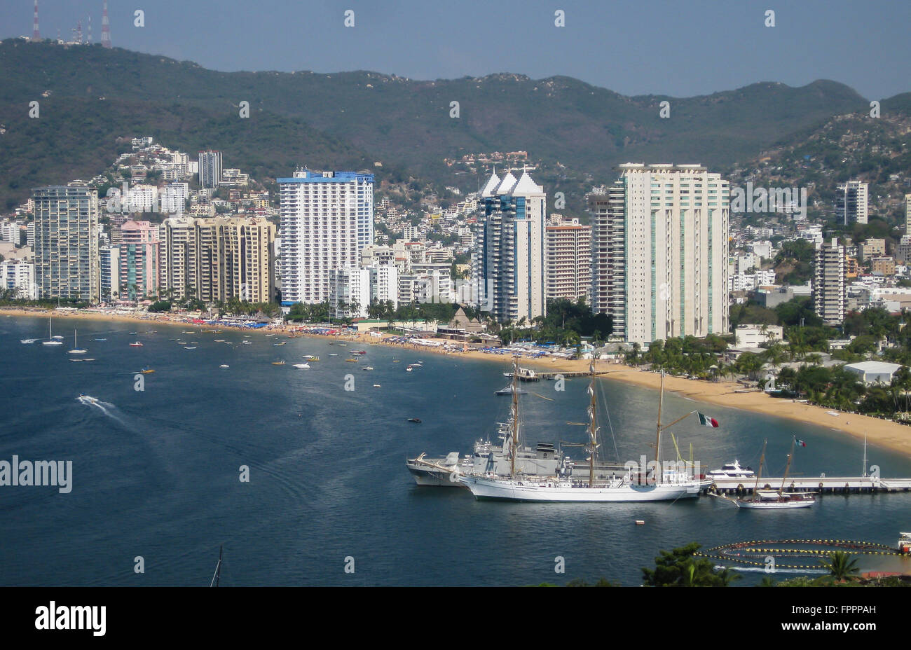 Los buques de la Armada de México y hoteles en la playa en Acapulco ... Los buques de la Armada de México y hoteles en la playa en Acapulco ...