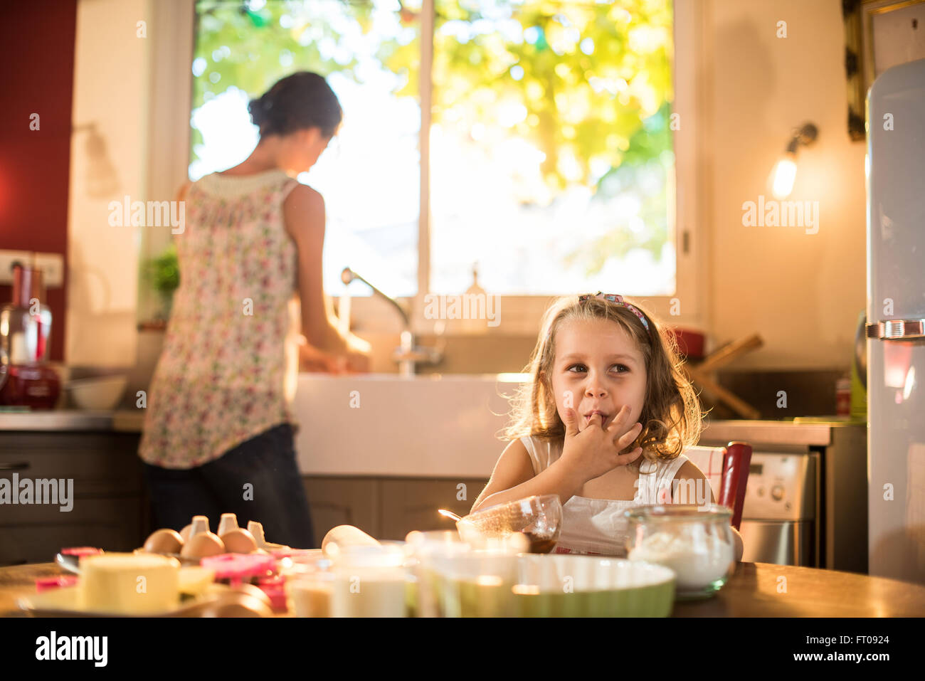 Cuatro Años Sonriente Chica Rubia Sentada A La Mesa De La Cocina