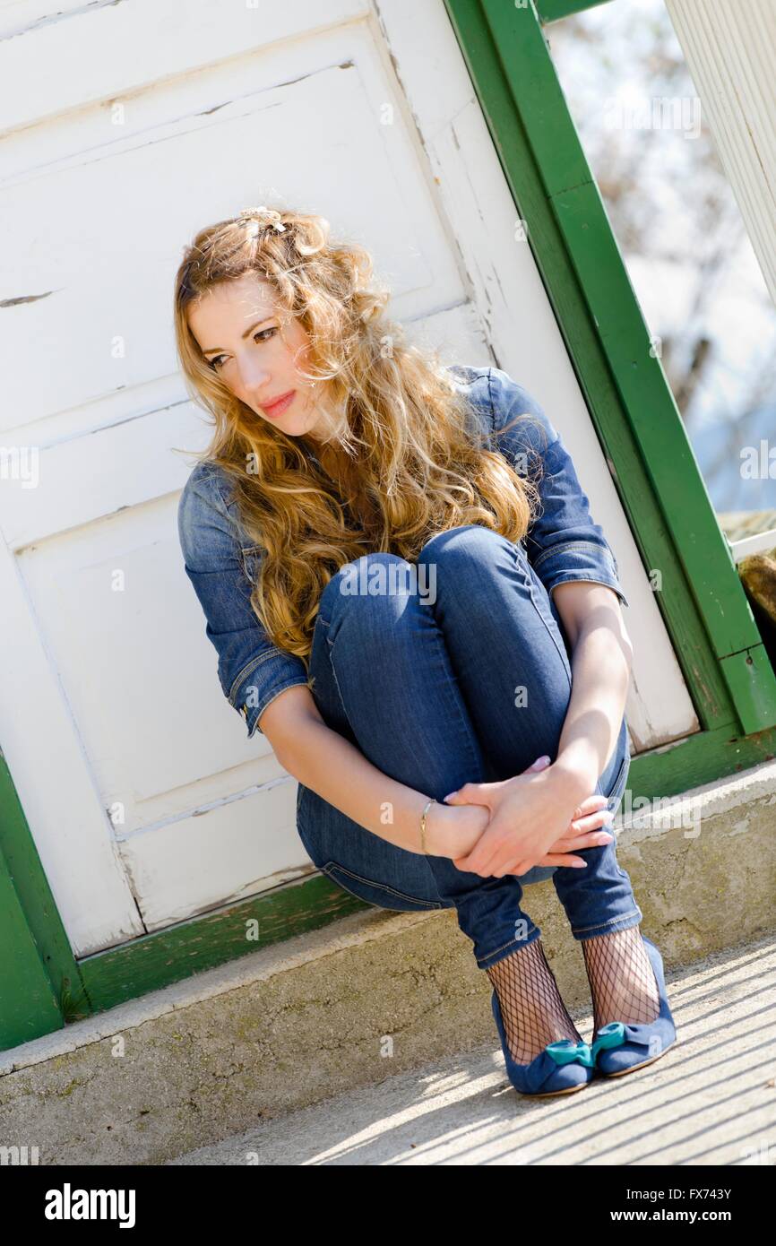 Piernas De Mujer Sentadas Fotografías E Imágenes De Alta Resolución Alamy