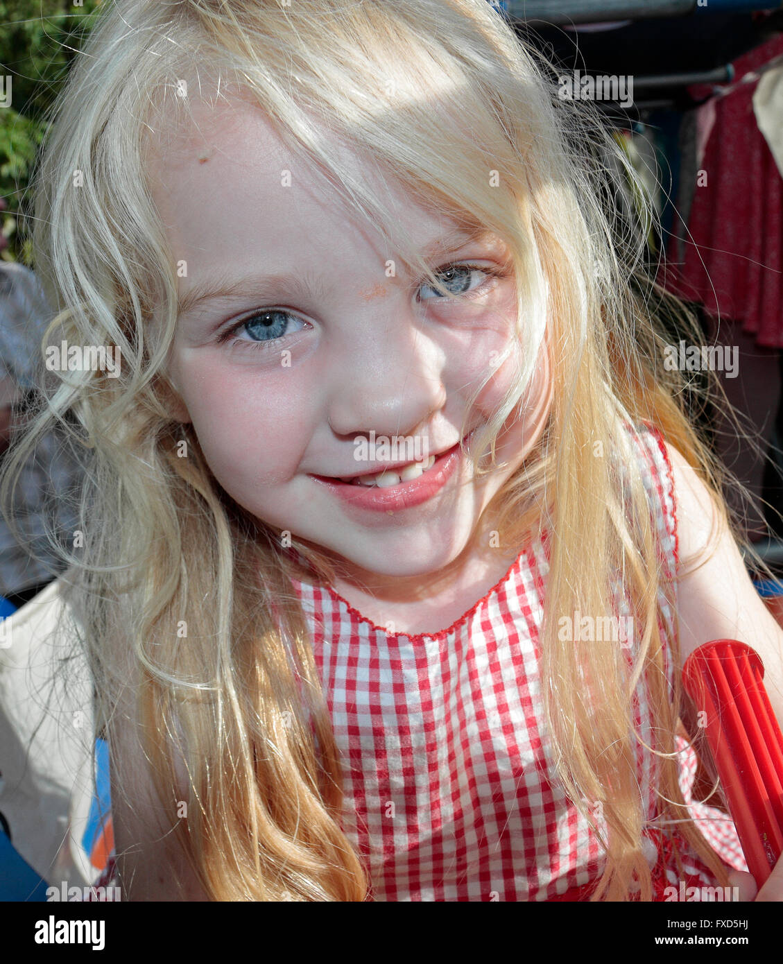 Chica de pelo rubio de ojos azules fotografías e imágenes de alta ...