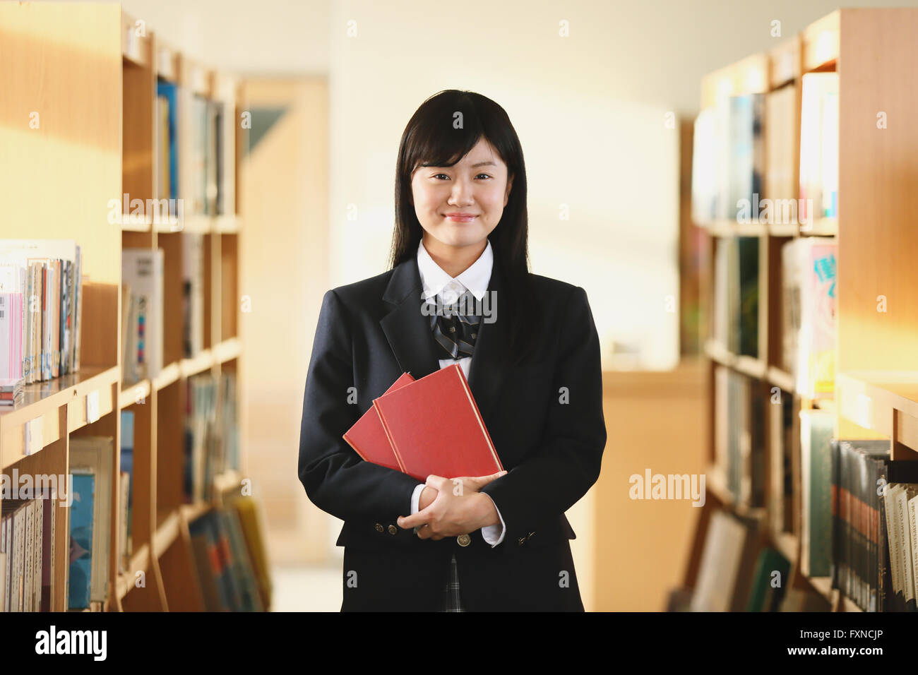 Alumno De Secundaria Japonesa En La Biblioteca De La Escuela Fotografía De Stock Alamy